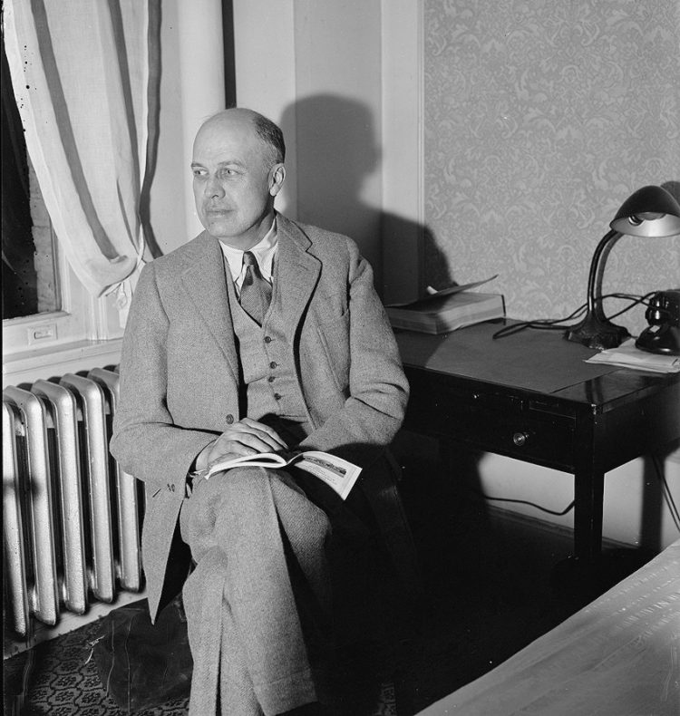 "Nighthawks" Edward Hopper - The Lonely Diner at Night