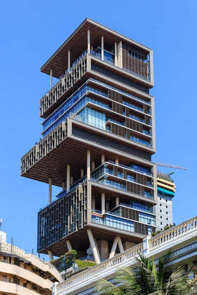 Biggest House in the World - Visiting the World's Largest Houses