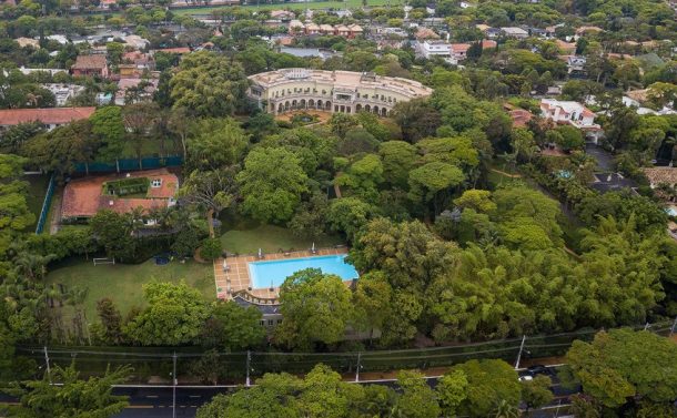 Biggest House in the World - Visiting the World's Largest Houses