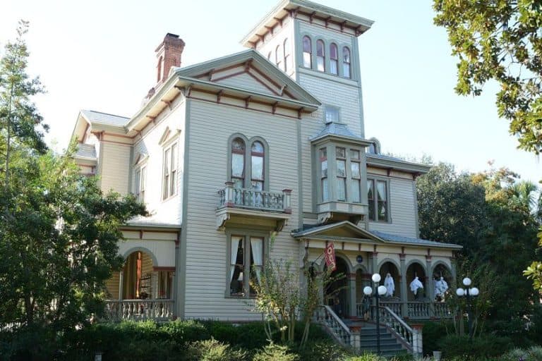 Oldest Buildings in the US - Explore Old American Buildings
