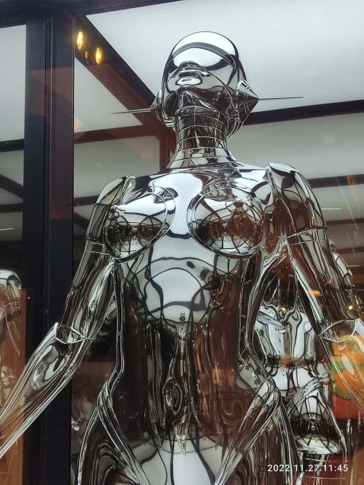 Hajime Sorayama - Sculpting a Sensual and Silver Future